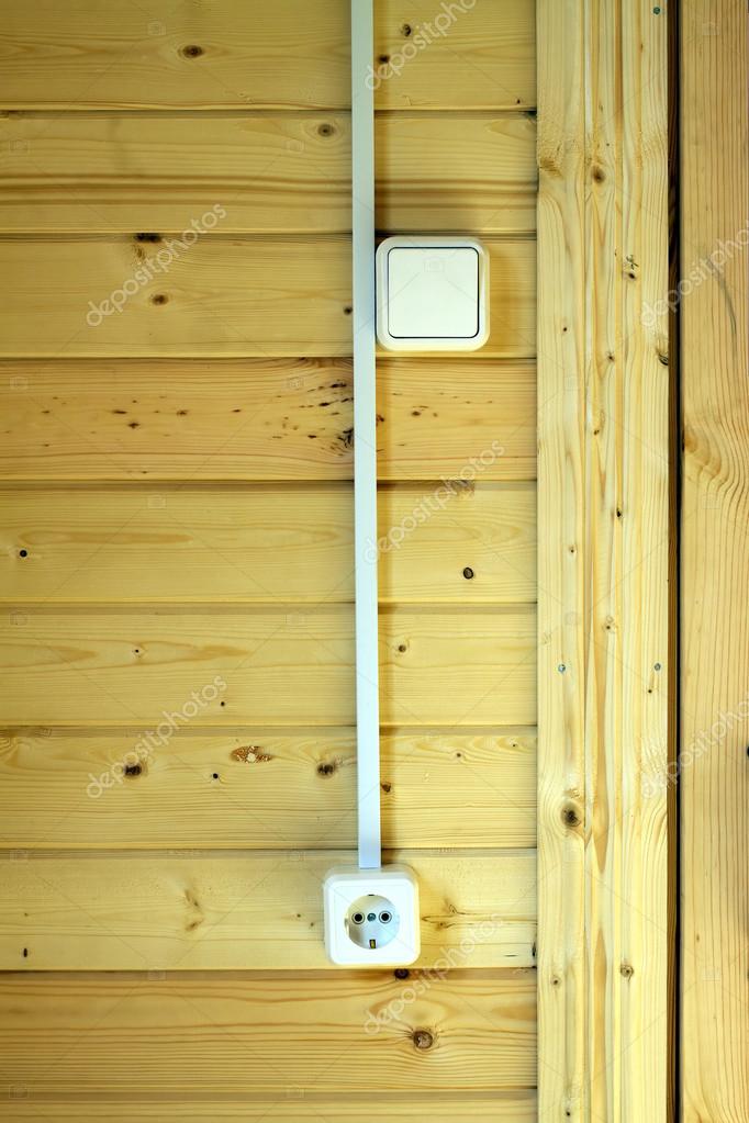 Tomas eléctricas, interruptores y cableado en la pared de madera en la ...