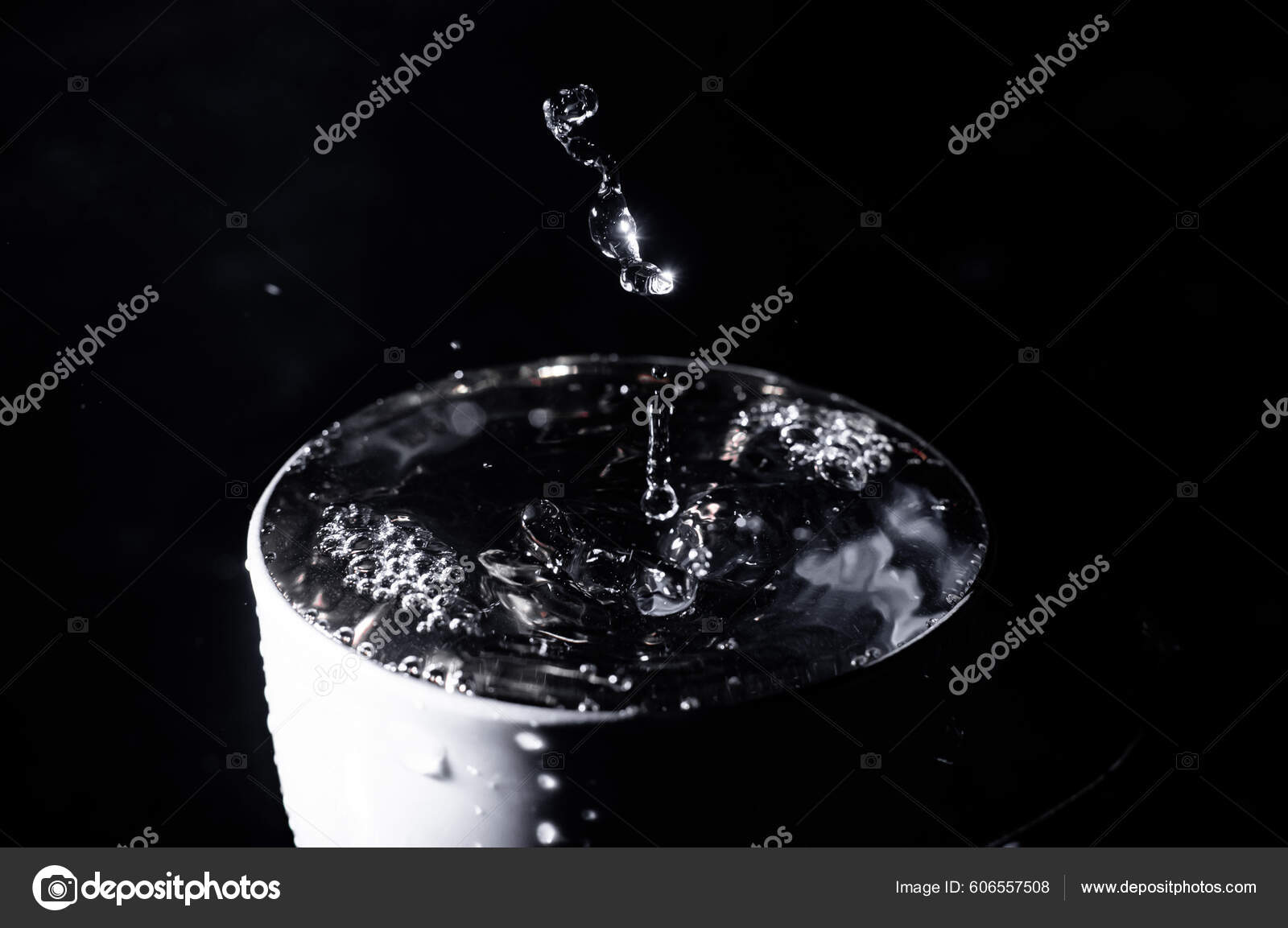 Gota De Agua Sobre Negro Una Gota De Agua Sobre Un Fondo Negro PNG