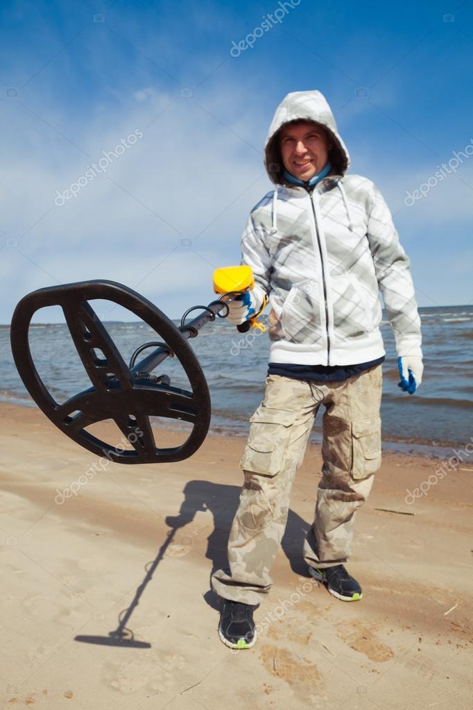 Man using a metal detector Stock Photo by ©nikkytok 46262097