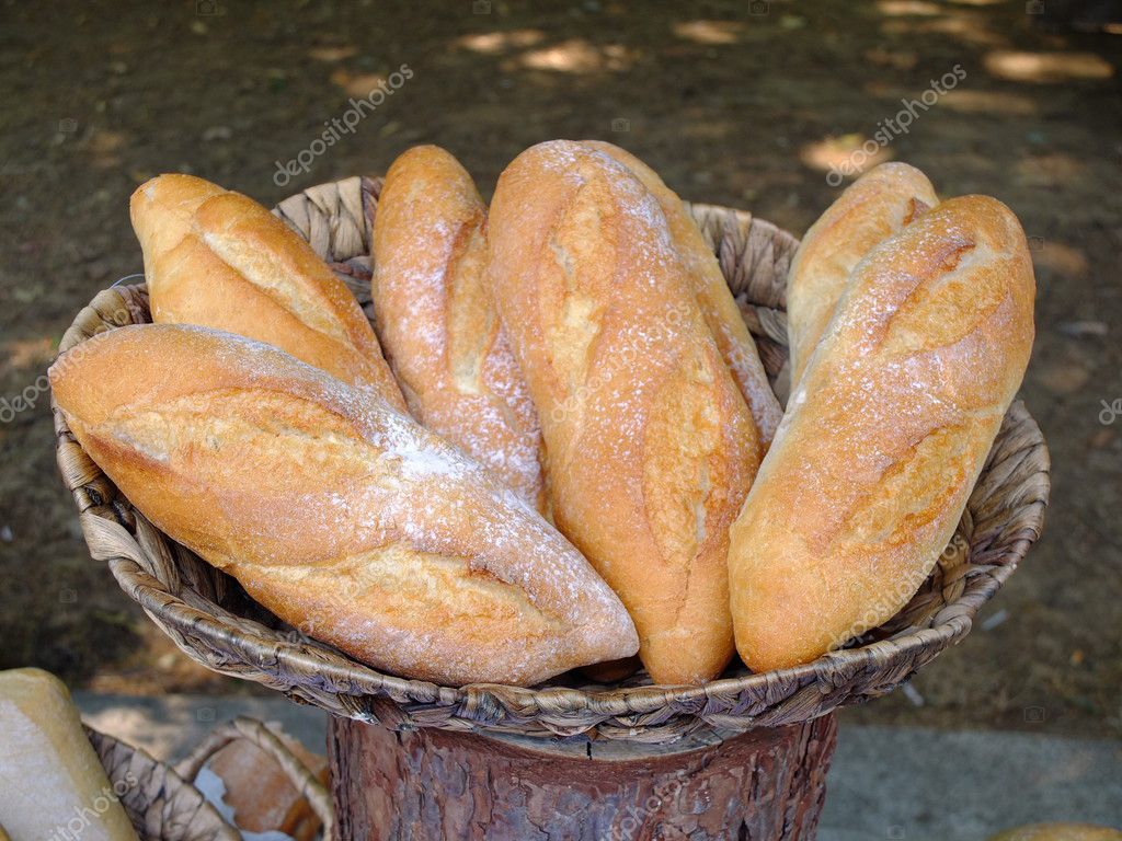 Pan francés fresco en una canasta 2023
