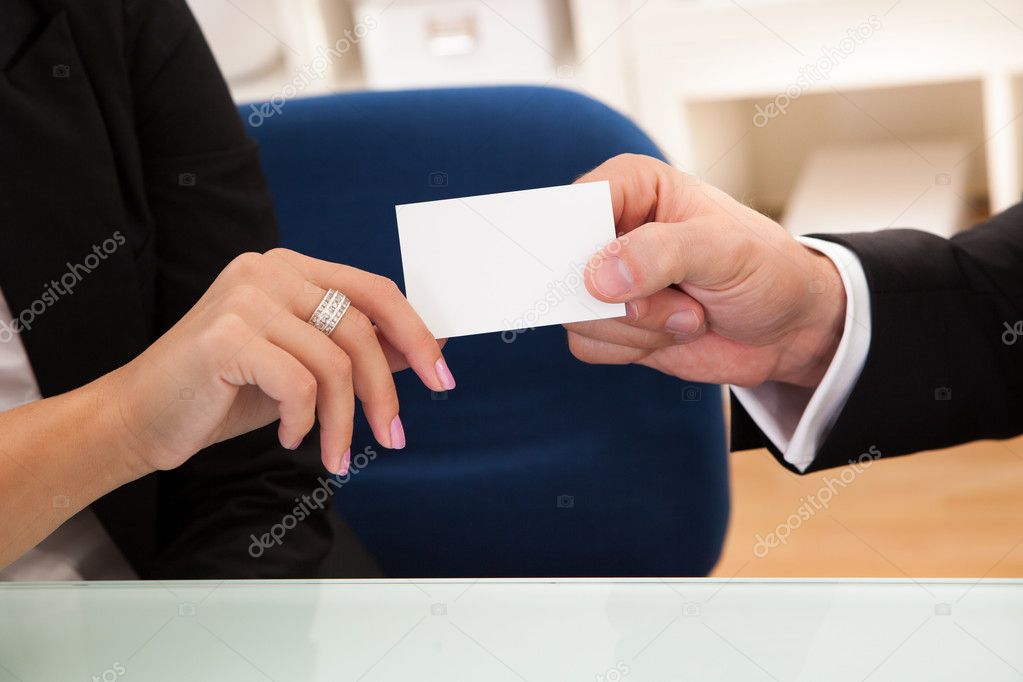 Hombre entregando una tarjeta de visita: fotografía de stock ...