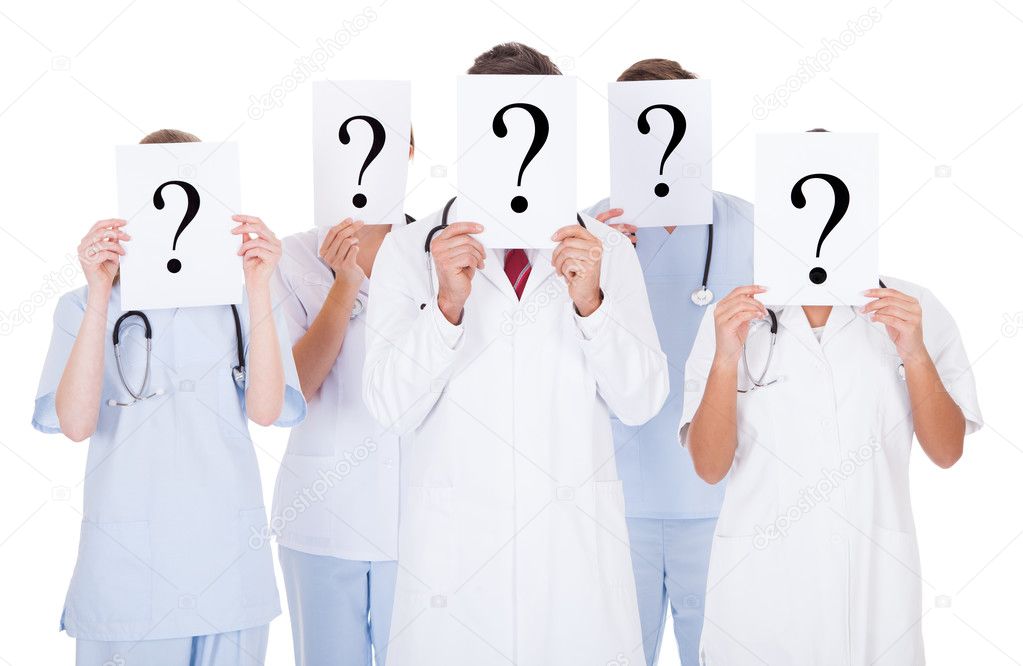 Grupo de médicos con signo de interrogación — Foto de stock ...