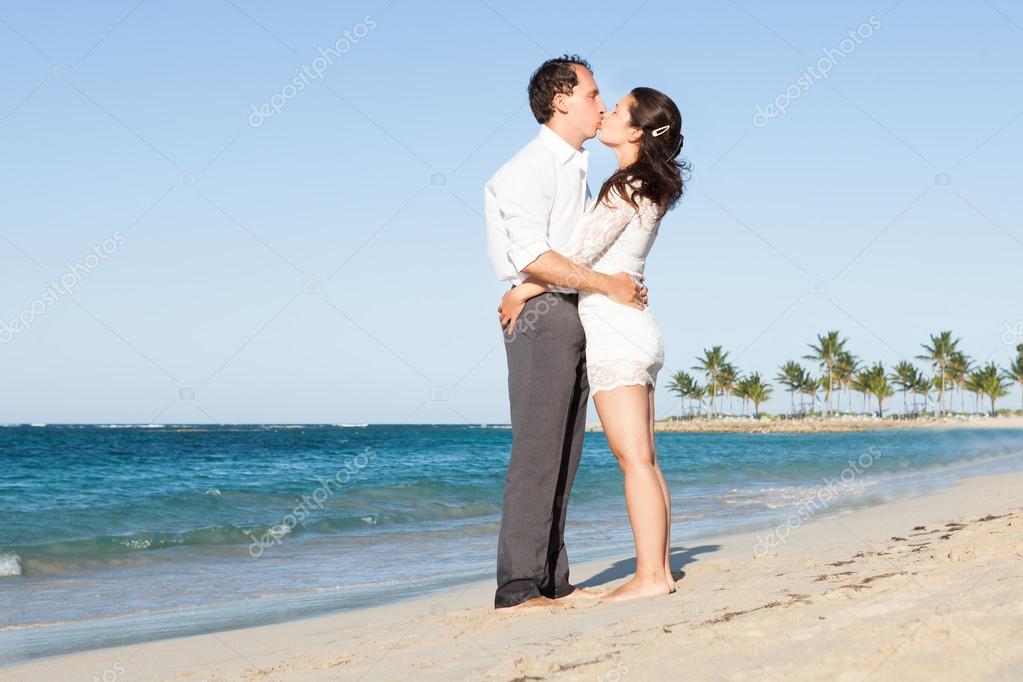 Couple Affectueux Embrasser à La Plage — Photographie Andreypopov