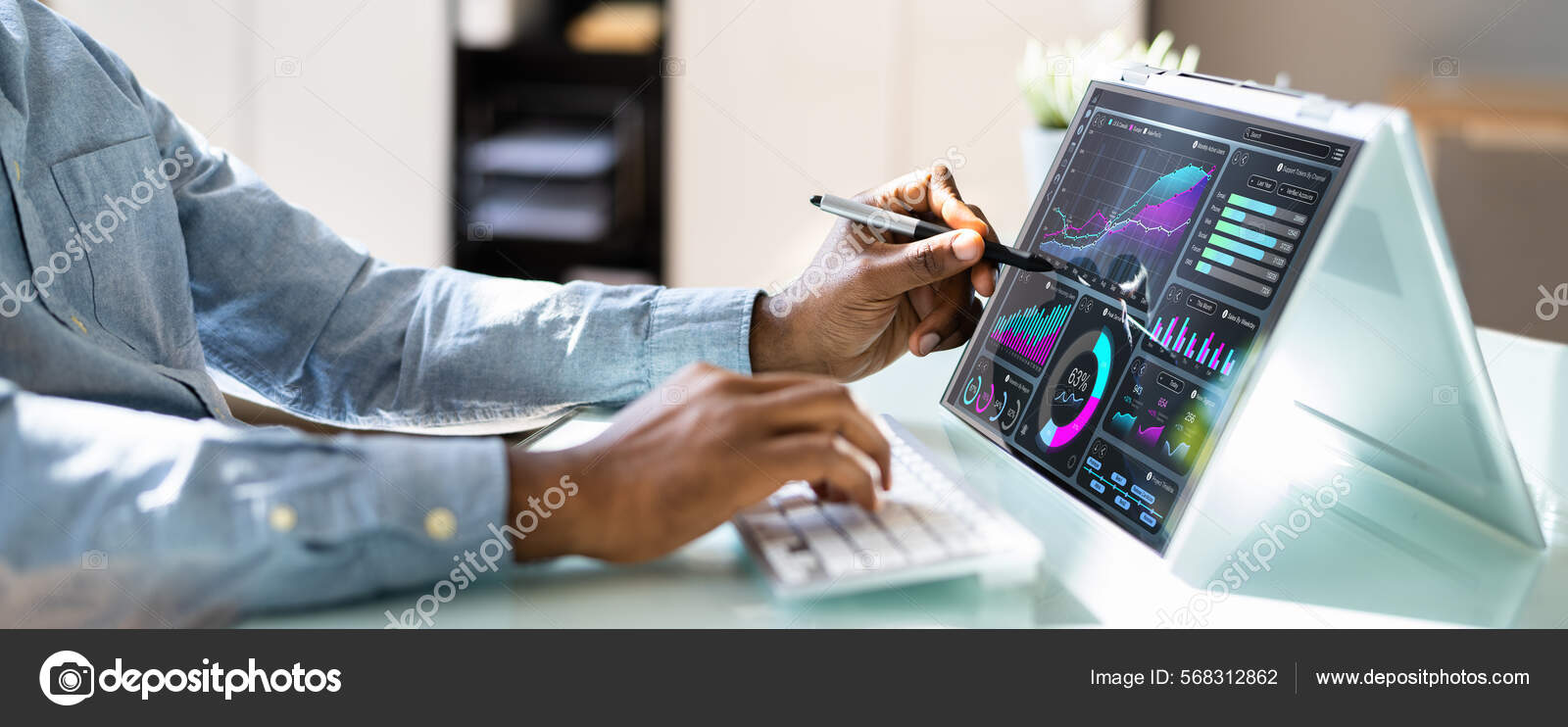 Analyste Données Utilisant Tableau Bord Kpi Data Analytics image libre ...