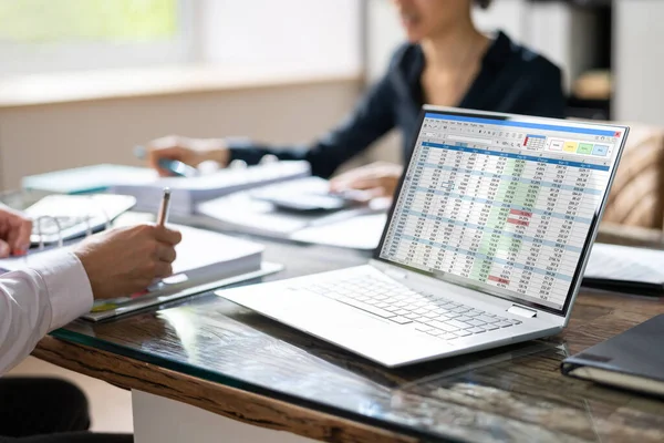 Auditores fotos de stock, imágenes de Auditores sin royalties ...