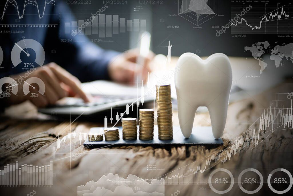 Primer plano del diente blanco sobre el escritorio delante del hombre ...