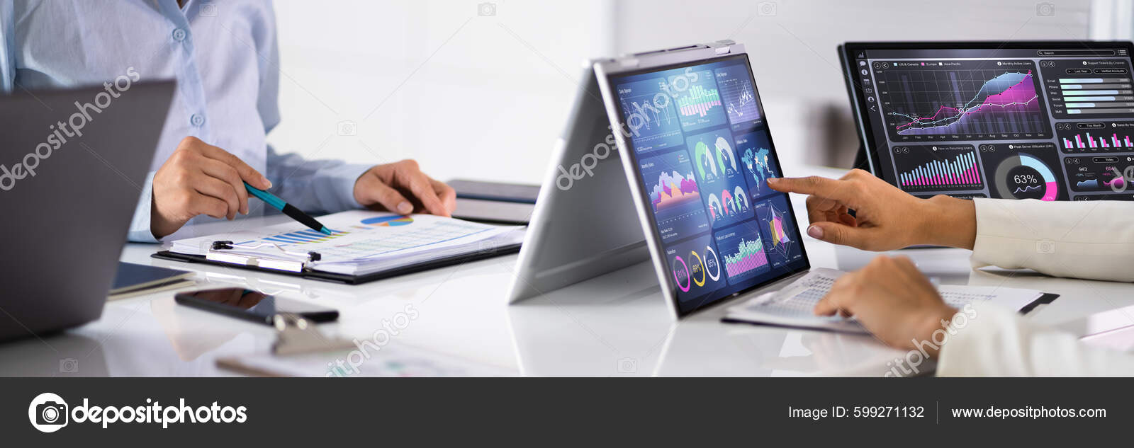 Data Analyst Using Data Analytics Kpi Dashboard — Stock Photo ...