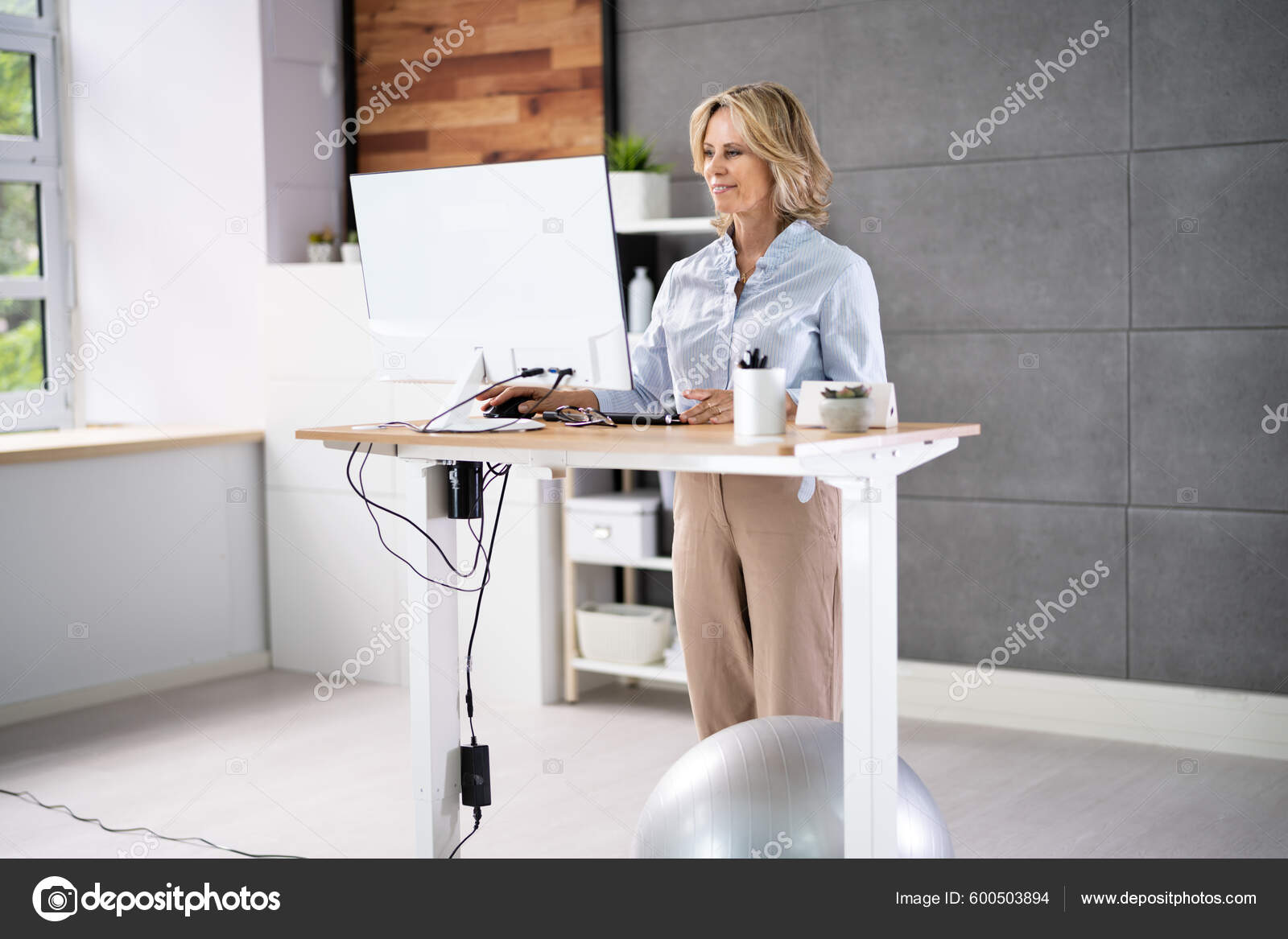 Woman Using Adjustable Height Standing Desk Office Good Posture — Stock ...