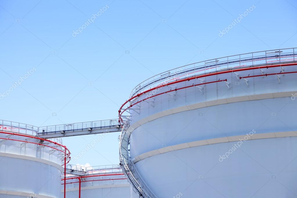 Oil storage tanks Stock Photo by ©leungchopan 27534611