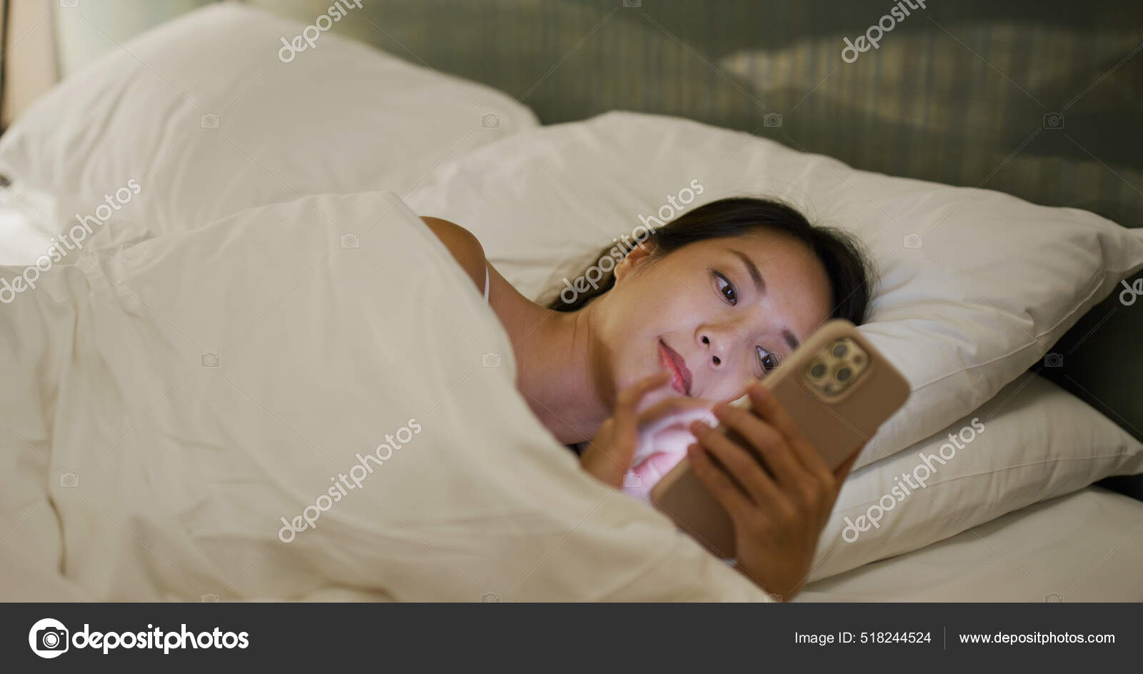 Mujer Acostada Cama Uso Teléfono Celular Por Noche: fotografía de stock © leungchopan #518244524 ...