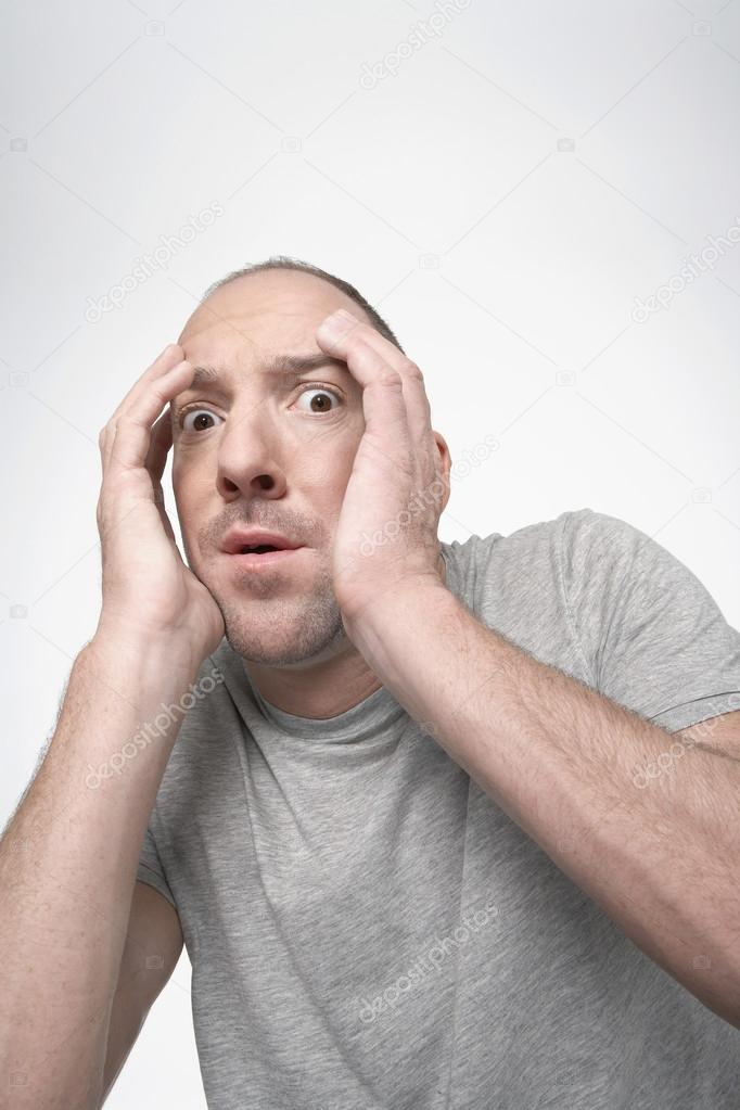 homem assustado com as mãos cobrindo o rosto — Foto Stock ...