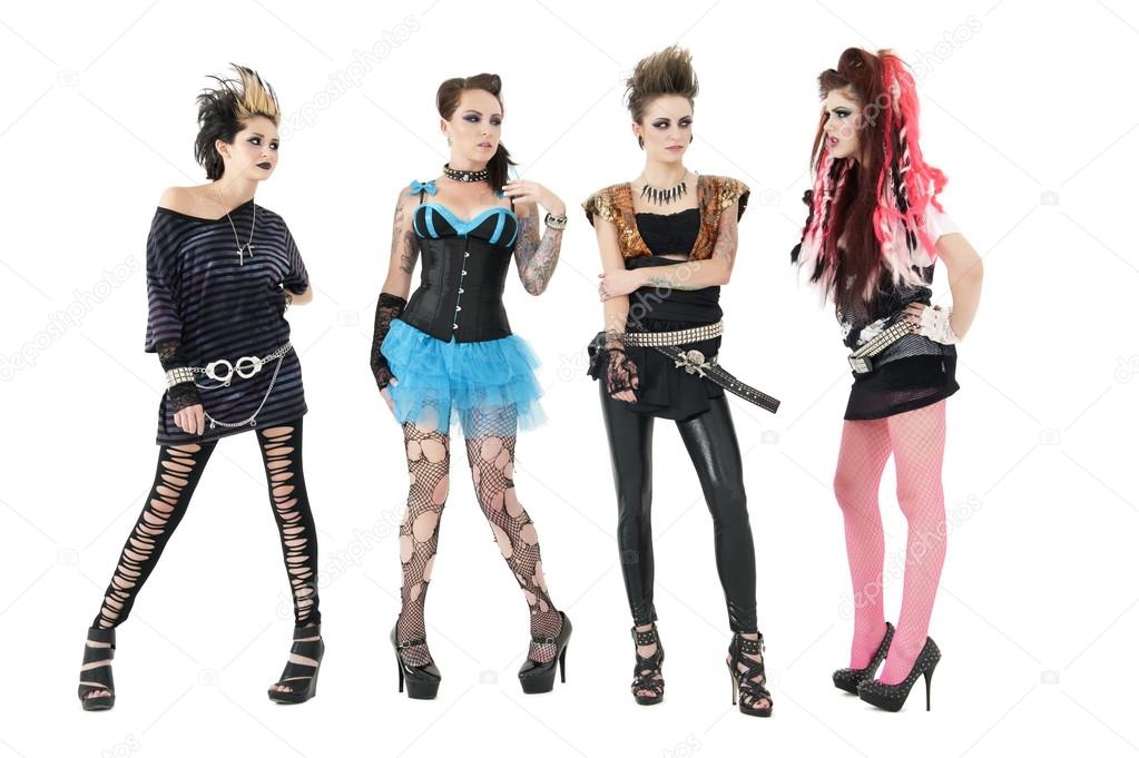 todos los miembros de la banda de rock femenino posando sobre fondo ...