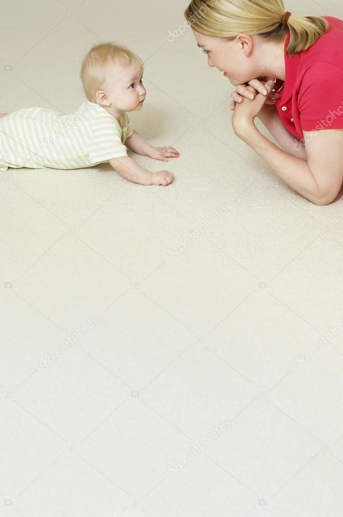 Madre e hijo tumbados en el suelo — Foto de stock #33829285 © londondeposit