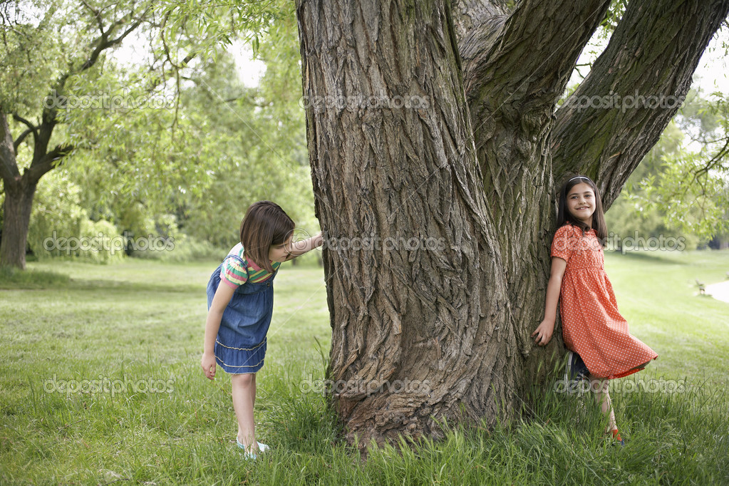 Niñas jugando al escondite — Fotos de Stock © londondeposit #33860071