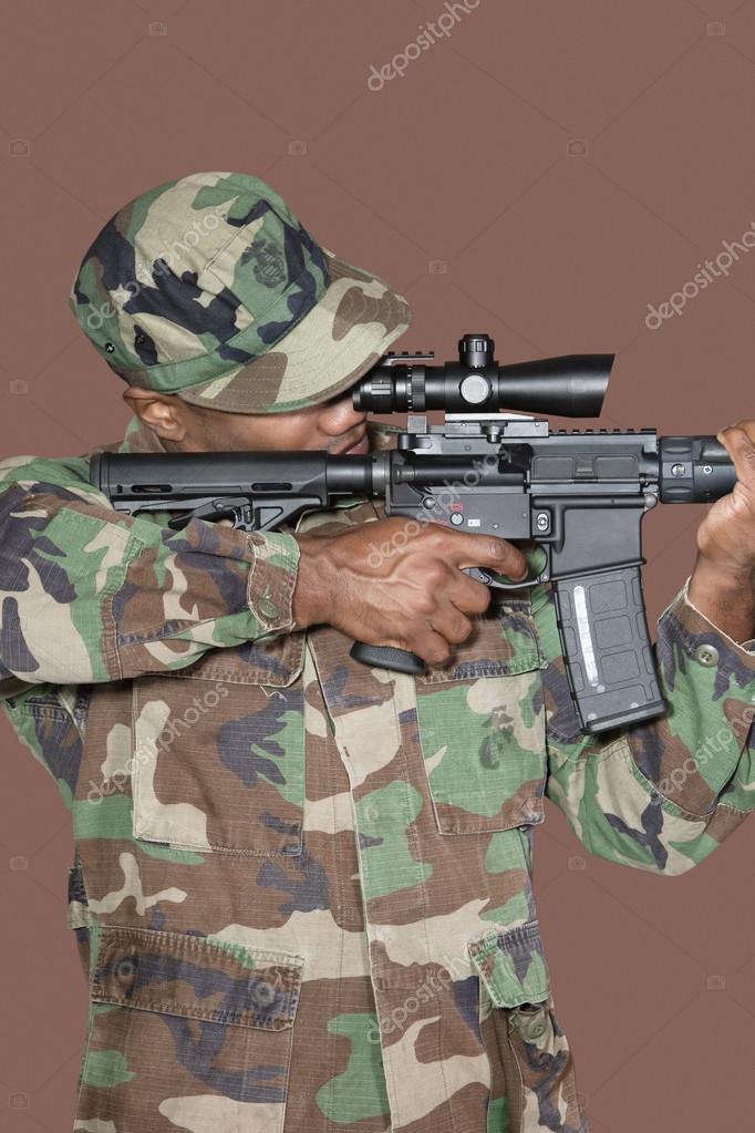 Soldado del Cuerpo de Marines de Estados Unidos apuntando rifle de ...