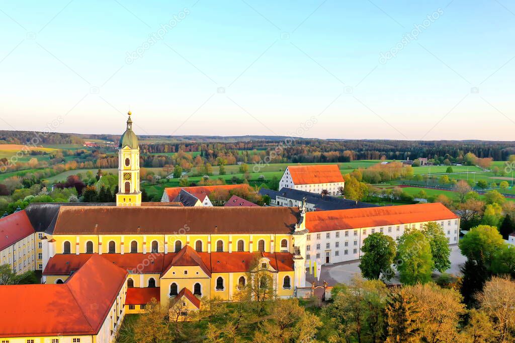 El monasterio de Ochsenhausen sobre el valle del Rottum es uno de los ...