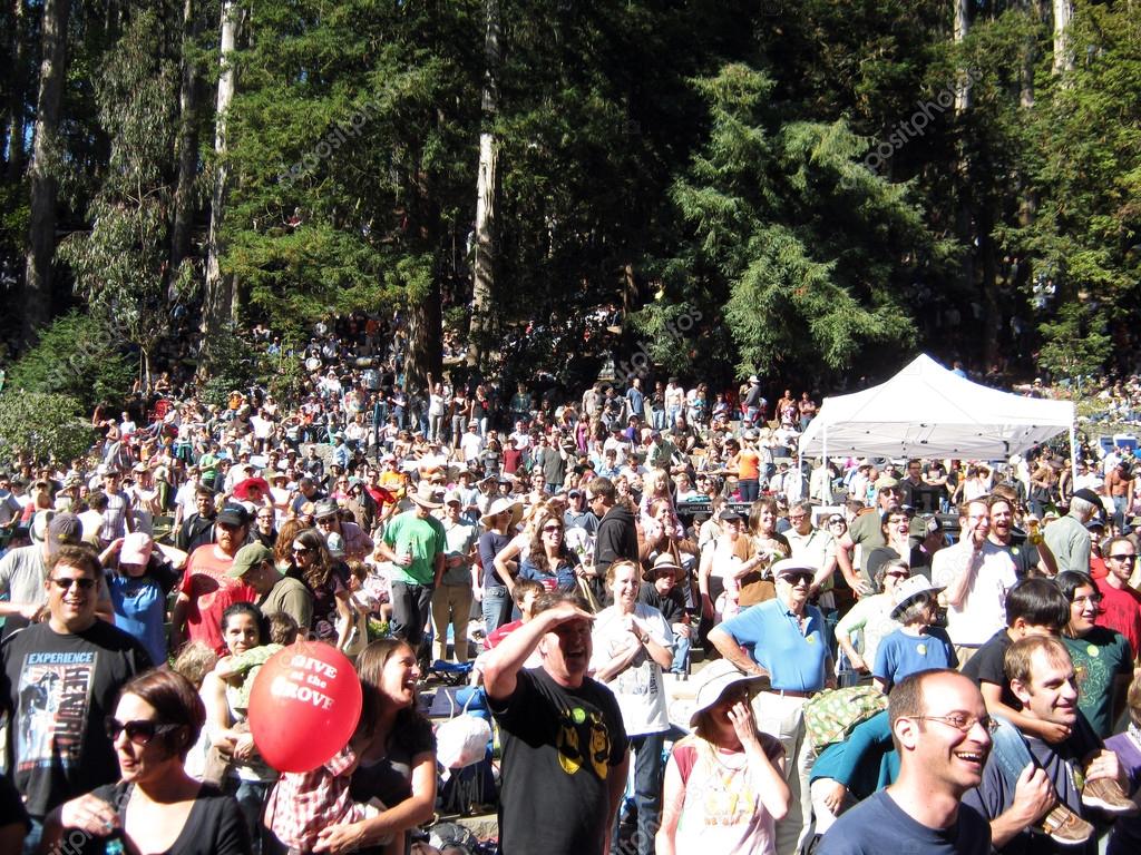 Watching and enjoy outdoor concert at the Stern Grove — Stock Editorial ...