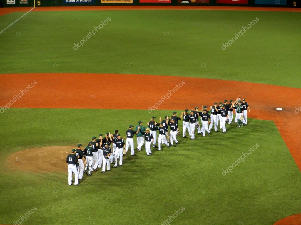 UH Baseball players high-five each other in the middle of field — Stock ...