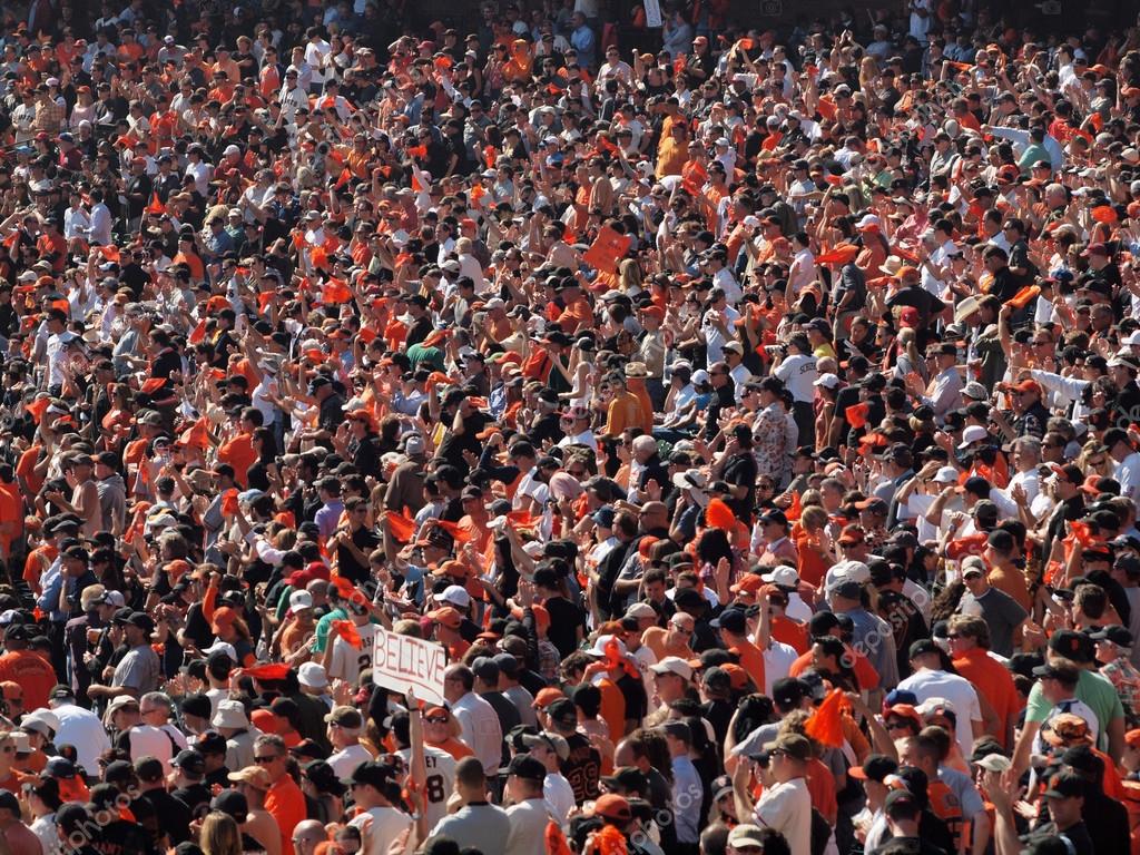 Giants fans wave orange rags and cheer to rally team — Stock Editorial ...
