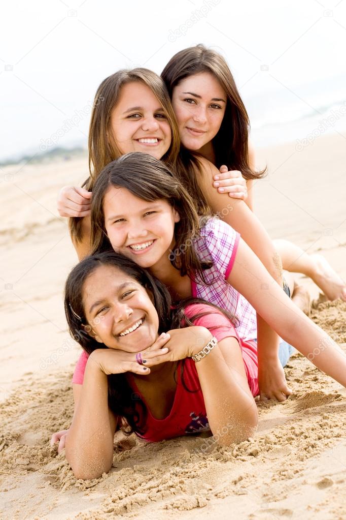 Grupo De Adolescentes Divirtiéndose En La Playa — Fotos De Stock