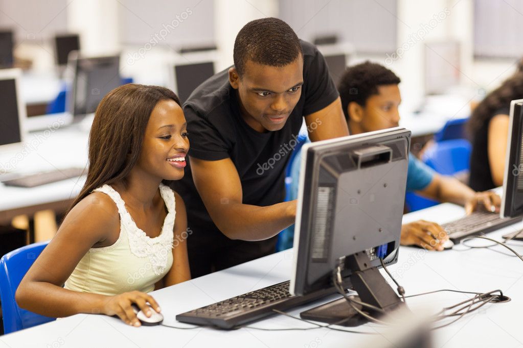 Groupe étudiants africains universitaires dans la salle informatique ...