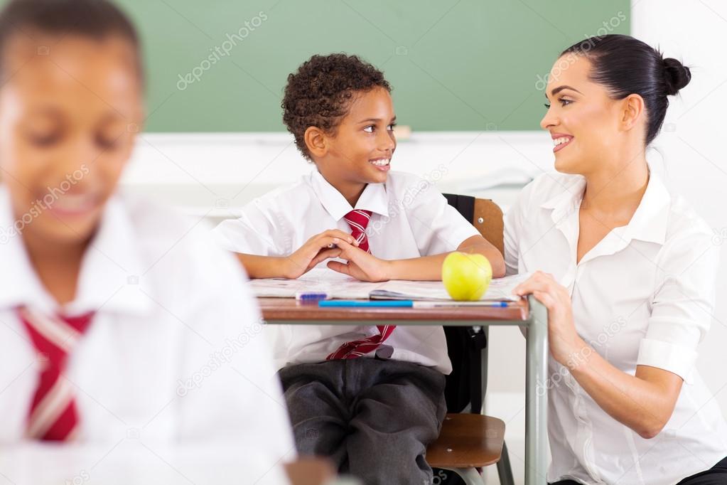Profesor de escuela hablando con un estudiante: fotografía de stock ...