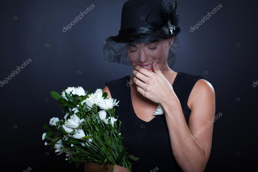 Funeral Triste Llorando Mujer Con El Ataúd Llorando En El Funeral En