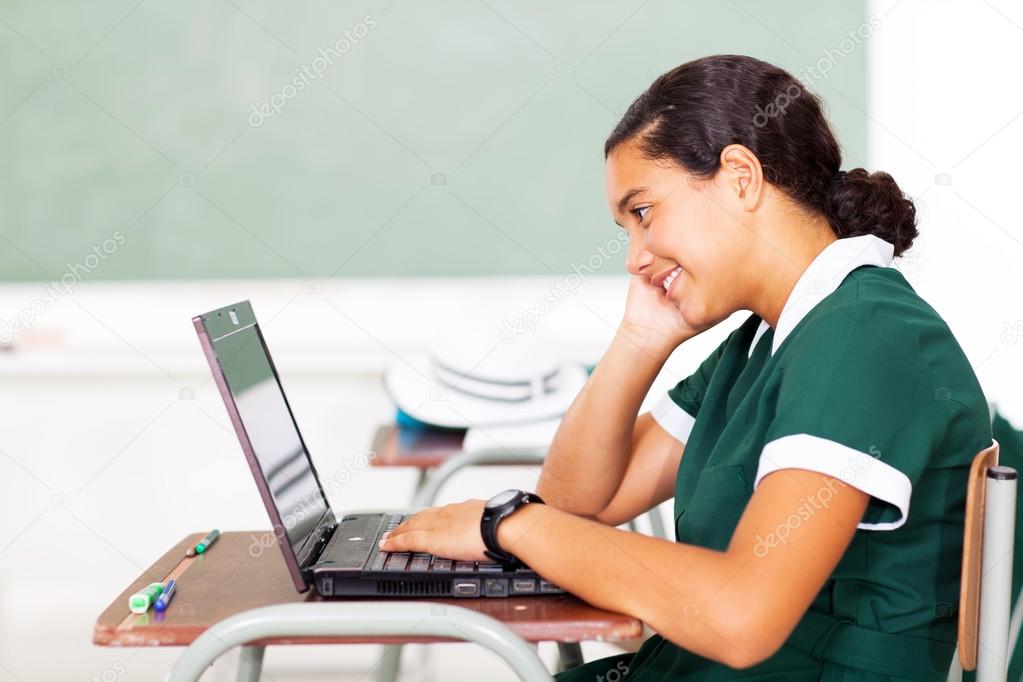 estudiante de secundaria usando computadora — Fotos de Stock ...