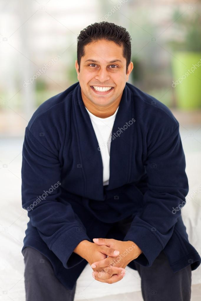 Hombre indio en pijama sentado en la cama — Foto de stock #26800301 ...