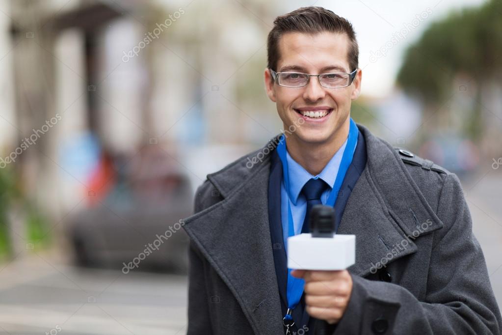 Repórter de notícias trabalhando em um tempo frio — Foto © michaeljung ...