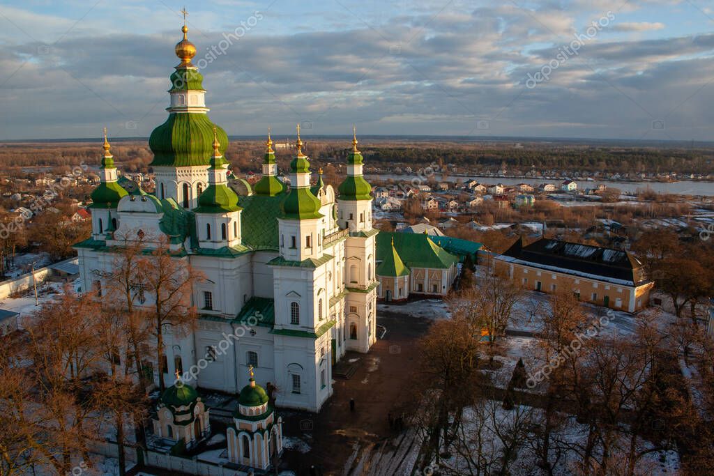Domos de la iglesia del monasterio de la Santísima Trinidad en ...