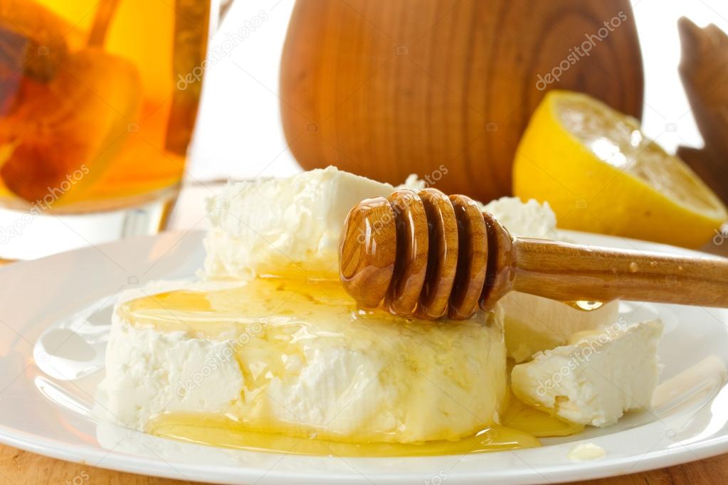 Requesón de leche con miel — Foto de stock #13646861 © Rawlik