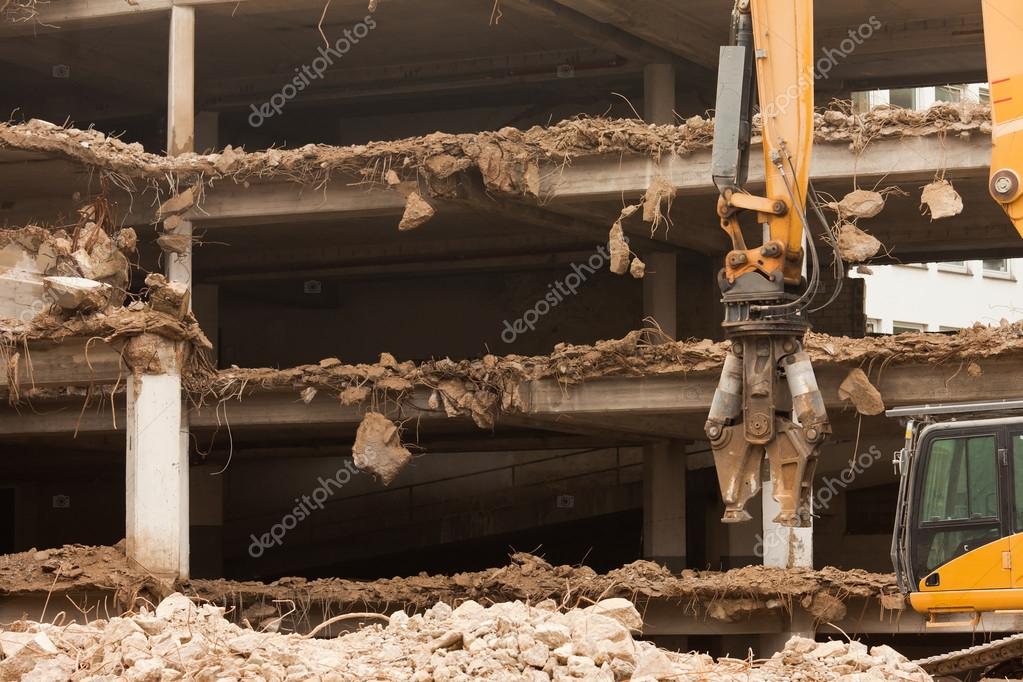 Destrucción del edificio de hormigón con equipo 2025