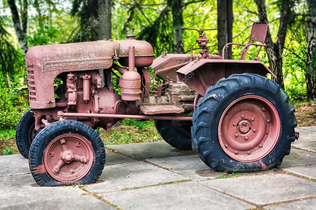 Antiguo tractor de oruga soviético oxidado abandonado 2023