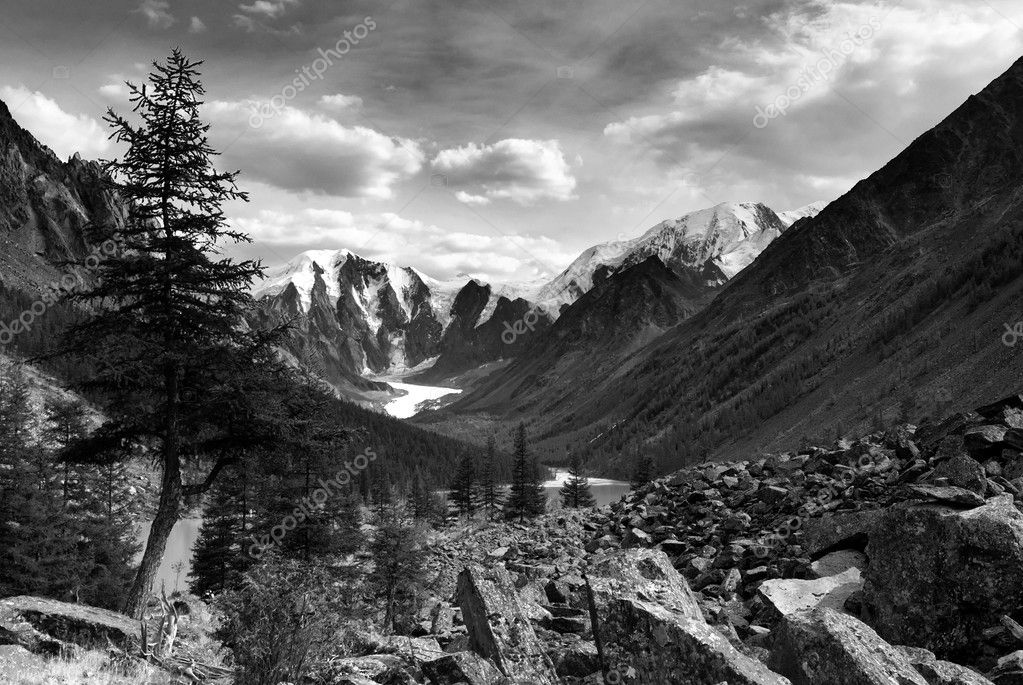 Black and white panoramic view of savlo rock face - altai range ...