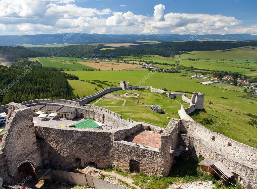 Spissky hrad castillo ruina cerca de Spisske Podhradie ciudad o pueblo, región de Spis ...