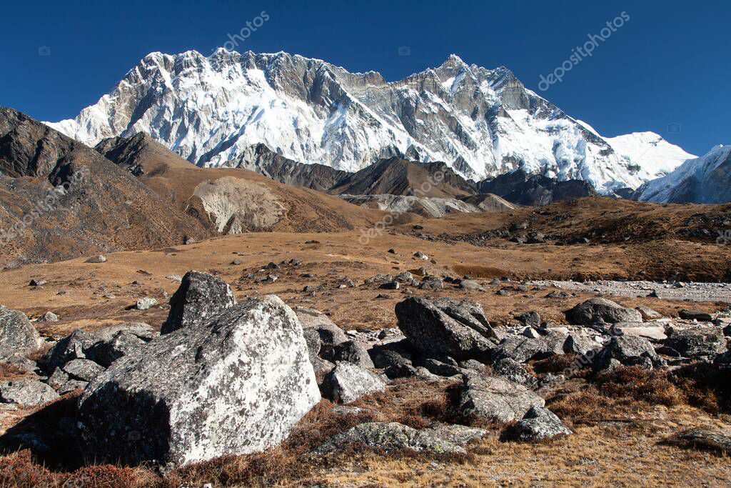 Mount Lhotse and Nuptse South rock face Camino al campamento base del ...