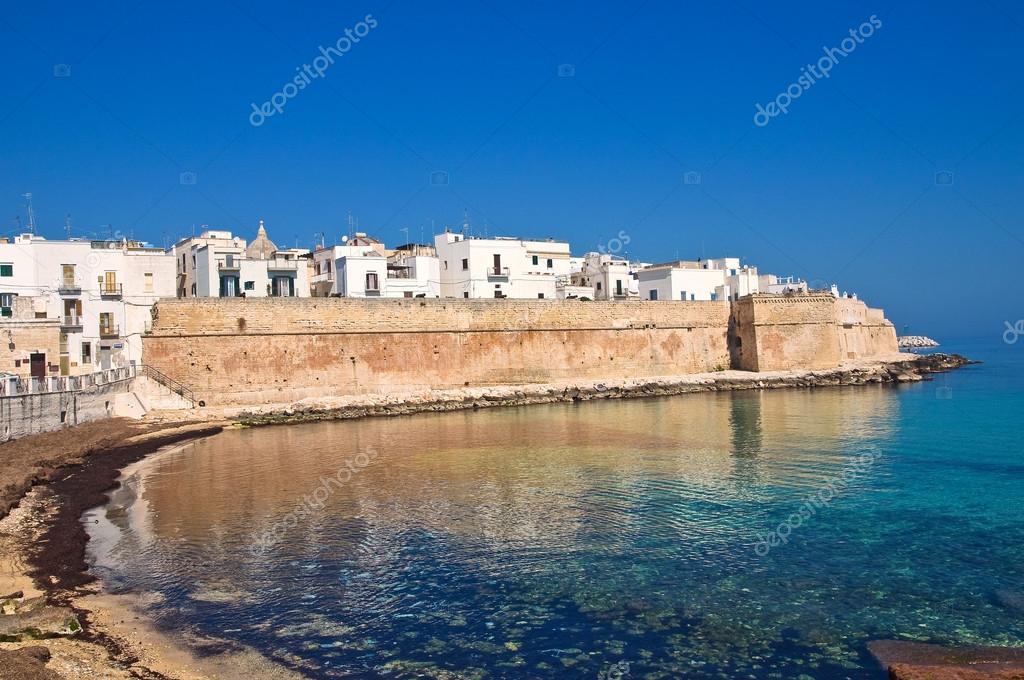 Muralla fortificada. Monopoli. Puglia. Italia. 2025