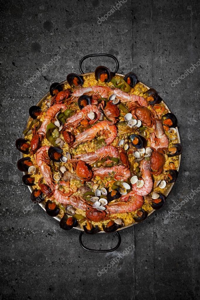 Paella de mariscos tradicional española 2024