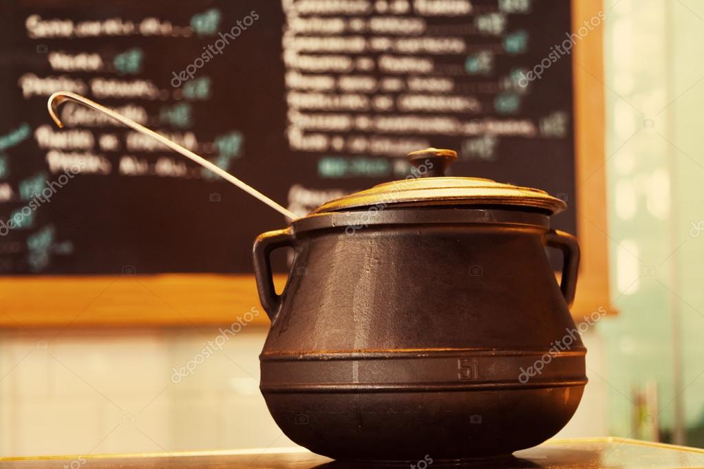 Caldero de hierro en un restaurante tradicional 2024