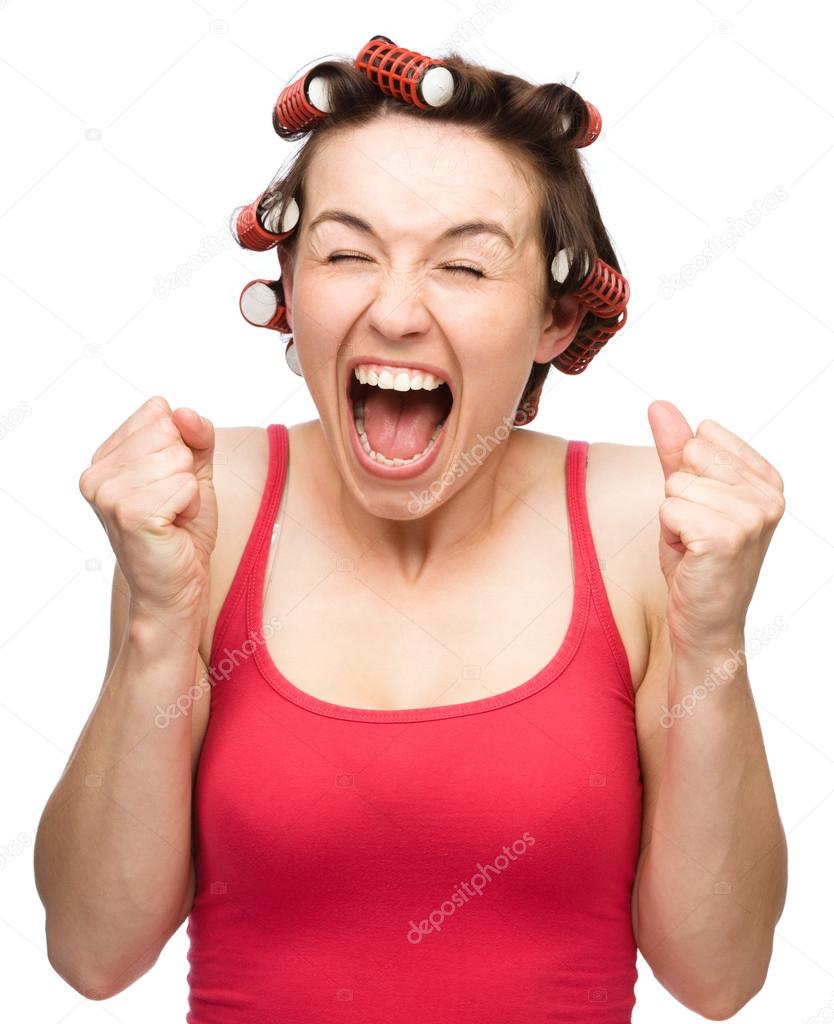 Mujer está gritando sosteniendo sus puños con fuerza 2024