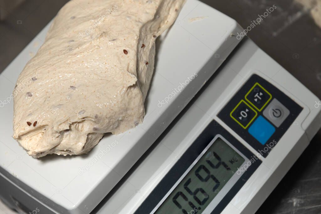 Cocinar. Pesando masa para hacer pan artesanal. Un pedazo de masa en ...