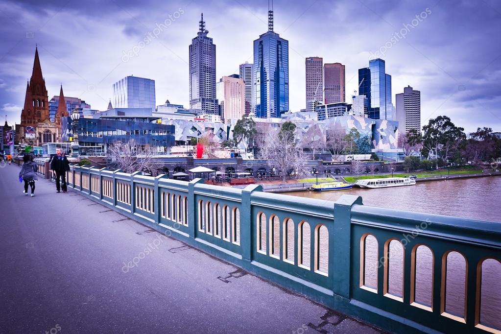 MELBOURNE, AUSTRALIA - 14 de agosto: Princes Bridge y Melbourne skyline ...