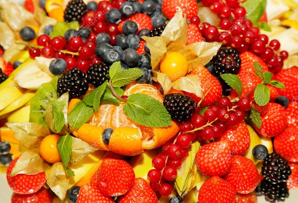 Bayas y frutas frescas surtidas — Foto de Stock #15855429 — Depositphotos