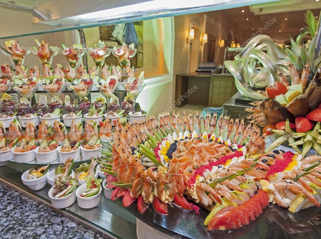 Exhibición de pescados y mariscos en un buffet hotel — Fotos de Stock ...