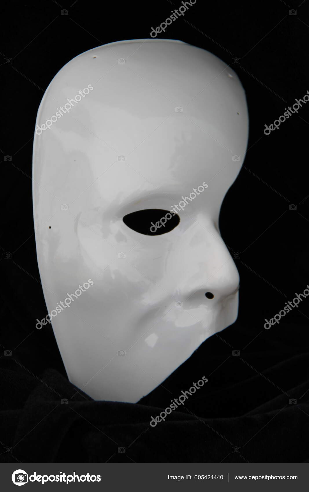 Faceless White Horror Costume Theatrical Mask — Stock Photo © daseaford ...