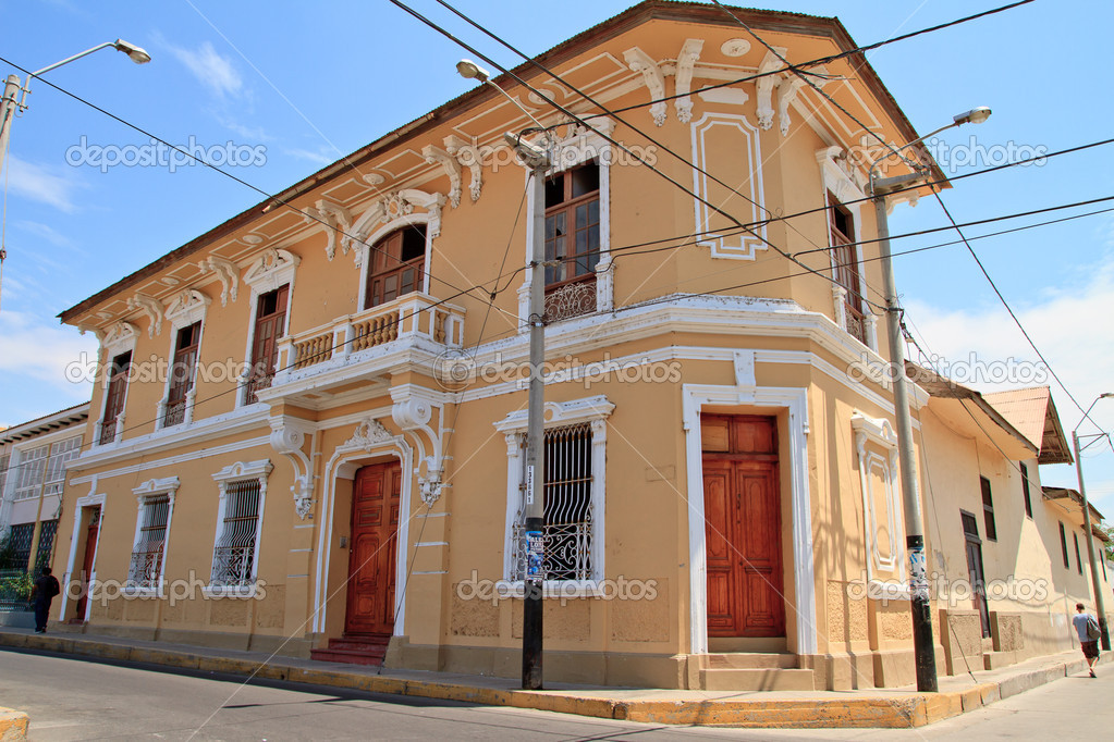 Una típica calle colonial en Piura, Perú 2022