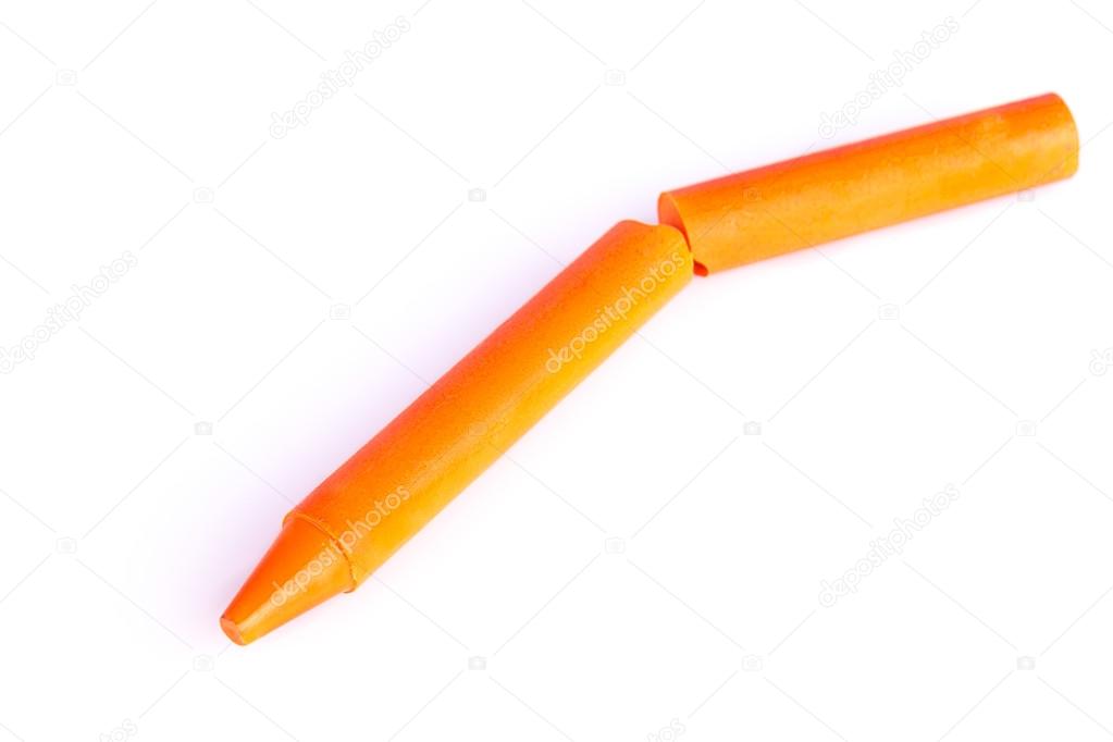 Crayón de colores rotos sobre fondo blanco 2022