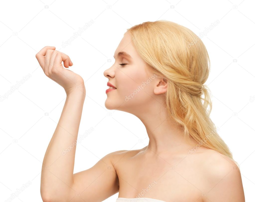 Jovencita Oliendo A Fruta En Su Mano 2022