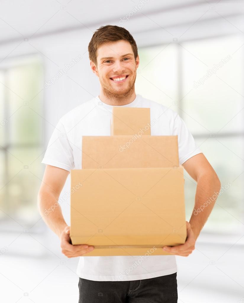sonriente hombre cargando cajas de cartón en casa — Foto de stock ...